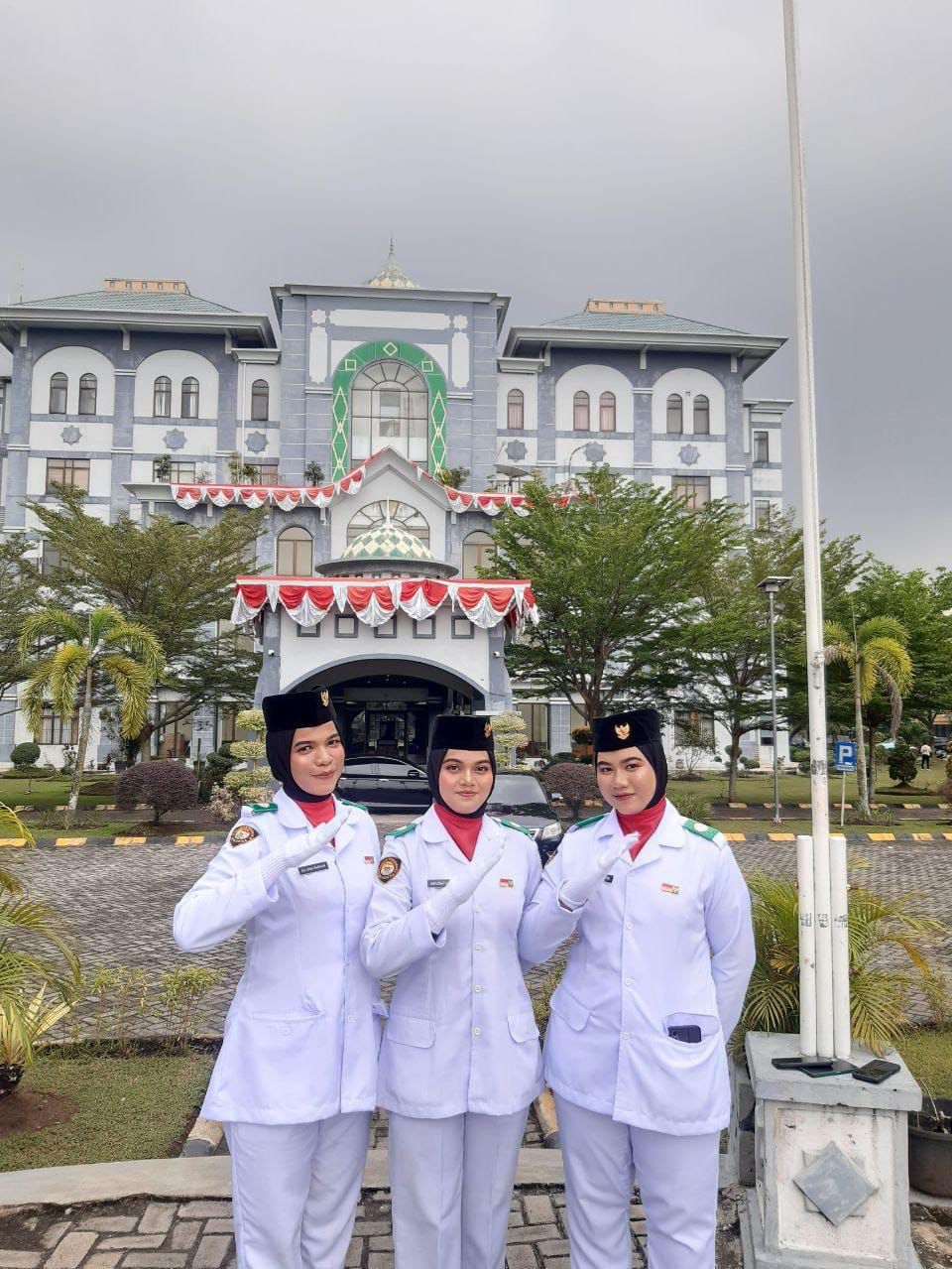 3 Mahasiswi Prodi PMI Paskibraka Upacara 17 Agustus di UIN SUSKA RIAU ...